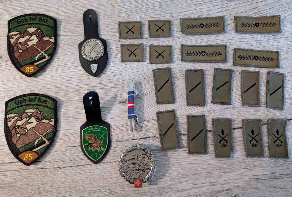 Diverse Schweizer Armee Abzeichen (Gebraucht) in Wauwil für CHF 17 ...