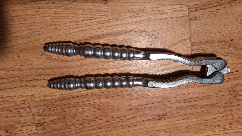alter Nussknacker Metall , für grosse und kleine Nüsse (Gebraucht) in ...