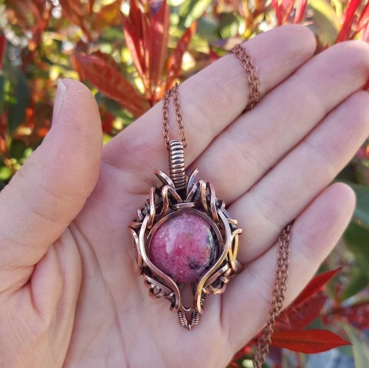 🌸 Handgefertigter Anhänger mit Rhodonit – Kupferdrahtkunst (Neu (gemäss Beschreibung)) in ...