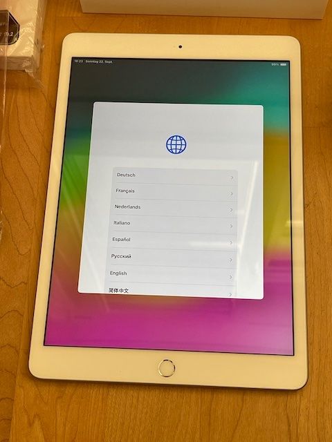 apple iPad 7. Generation WiFi (128 GB) inkl. 2 neuen Hüllen (Gebraucht) in Wangen SZ für CHF 131 ...