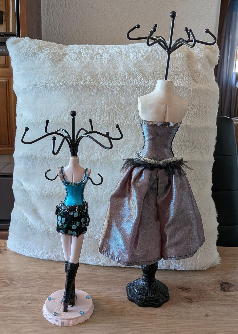 -2- porte-bijoux, 1 grandeur standard et 1 grande taille (D'occasion) à ...