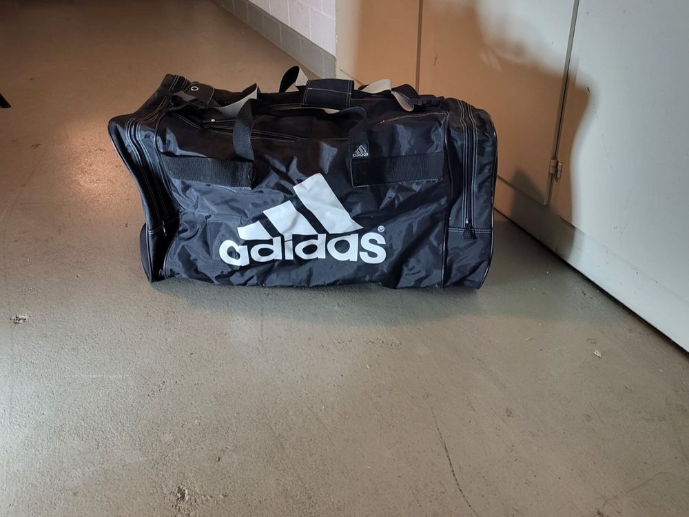 Adidas Tasche (Gebraucht) in Volketswil für CHF 25 – nur Abholung auf Ricardo kaufen