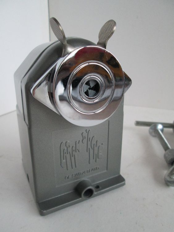 "CARAN D'ACHE" Bleistiftspitzer mit Tischschraube, neuwertig | Kaufen ...