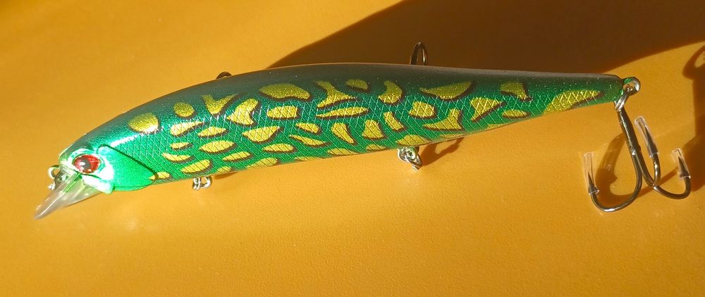 Neuer Hecht Wobbler 14 cm, 20 Gramm mit Geräuschkugeln | Kaufen auf Ricardo