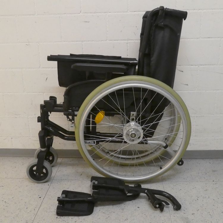 Rollstuhl Invacare SB 40 cm, nur CHF 219 | Kaufen auf Ricardo