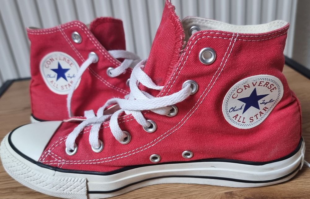 Rote Converse Chucks Gr. 39 (Gebraucht) in Interlaken für CHF 12 – mit ...
