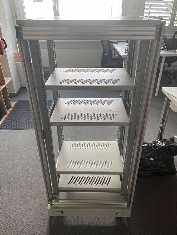 Gebrauchtes Server-Rack in Top-Zustand! | Kaufen auf Ricardo