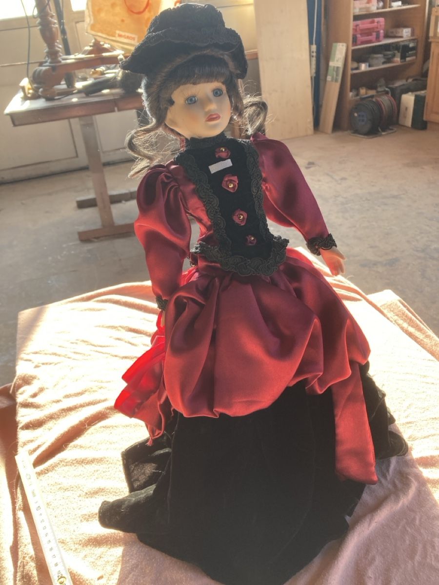 Poupée de collection en porcelaine, parfait état! (D'occasion) à Lully ...