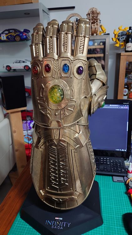 Marvel Infinity Saga Gauntlet 73 cm metal with light (Neu (gemäss ...