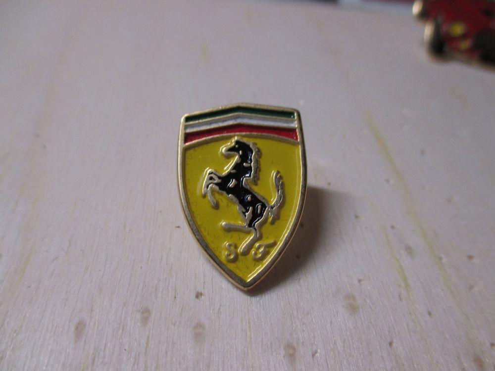 Ferrari Logo Pin (Neu (gemäss Beschreibung)) in Felsberg für CHF 3.7 ...