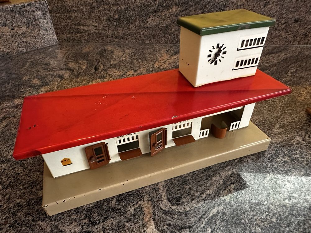 Sehr schöner Blechbahnhof von Kibri ab 19.- (Gebraucht) in Sennwald für CHF 19 – mit Lieferung ...