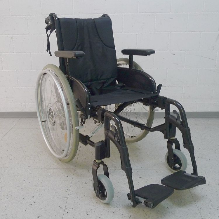 Rollstuhl Invacare SB 40 cm, Zusatzbremsen, nur CHF 219 | Kaufen auf Ricardo