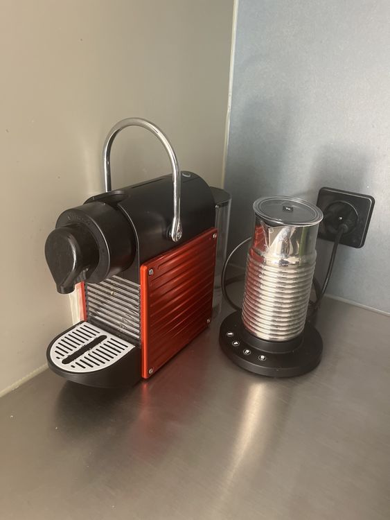 Nespresso Kaffemaschine mit Milchschäumer (Gebraucht) in Utzigen für CHF 46 – mit Lieferung auf ...