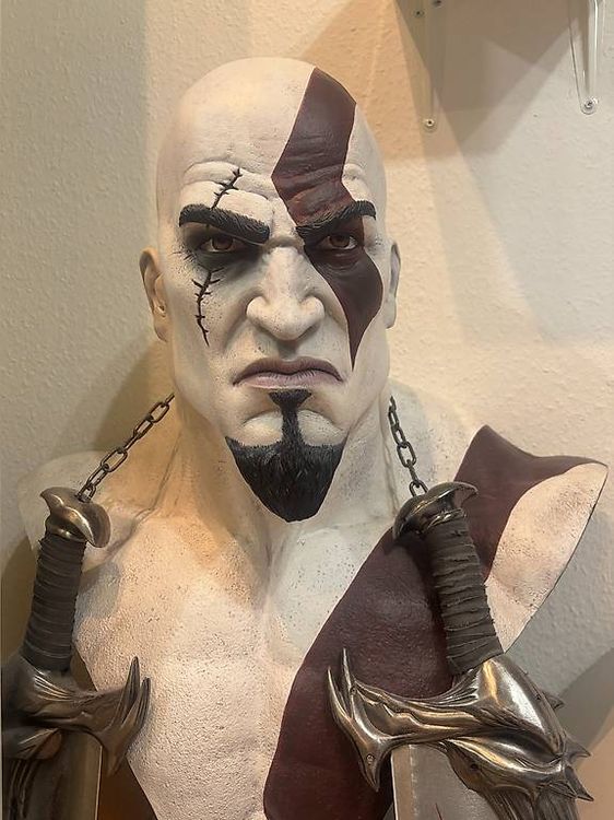 God of War's KRATOS life size Büste (inkl. Blades of Chaos) (Gebraucht) in Zürich für CHF 1590 ...