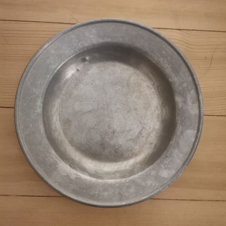 Piatto vintage in alluminio CANE (Gebraucht) in La Chaux-de-Fonds für CHF 20 – mit Lieferung auf ...