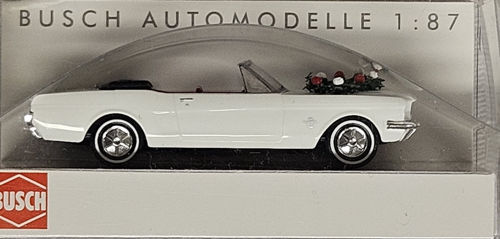 Busch 47527: Ford Mustang 64 Cabrio bereit für das Brautpaar (Neu und ...