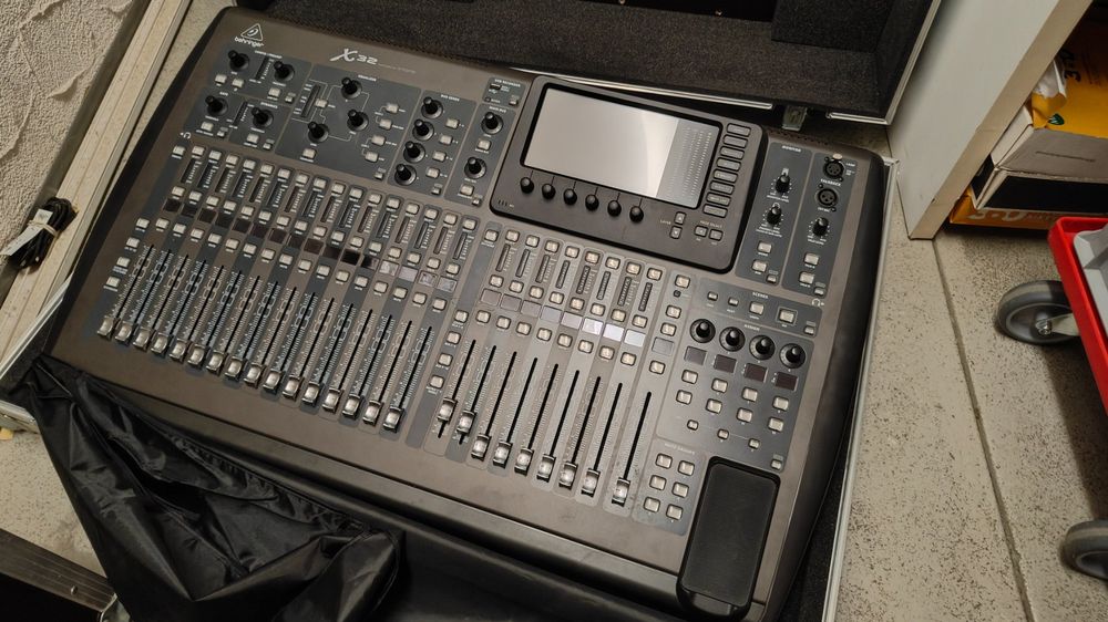 Behringer X32 Digitalmischpult mit Case, Zubehör möglich (Gebraucht) in ...