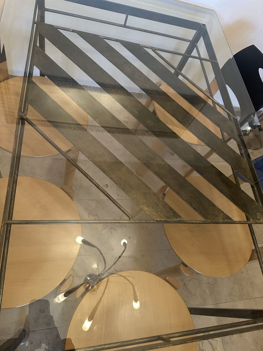 Esstisch mit Glasplatte und 5 Stühlen aus Holz. Top Zustand! (Neu ...