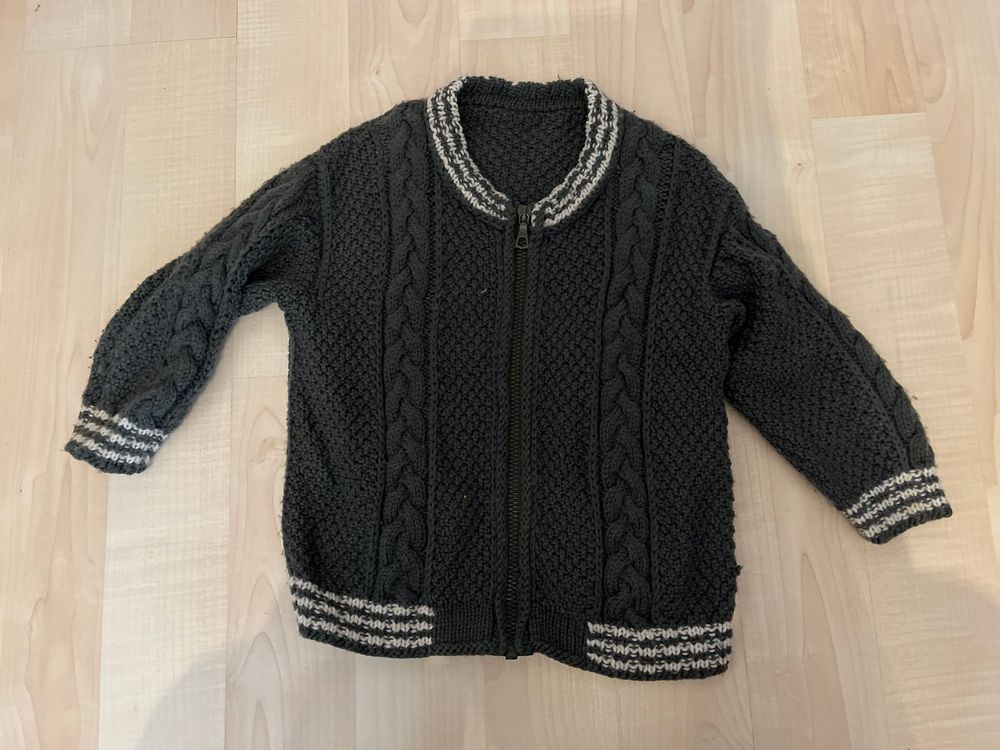 Selbstgestricktes Jäckchen mit Musterungen | Kaufen auf Ricardo