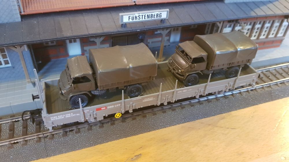 Roco H0 66739, SBB-Ks mit zwei Unimog S der Schweizer Armee (Neu und originalverpackt) in Thusis ...