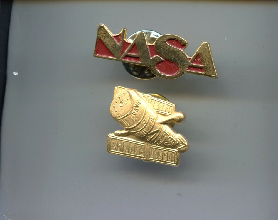 2 Pins NASA (Gebraucht) in Winterthur für CHF 0.6 – mit Lieferung auf Ricardo kaufen
