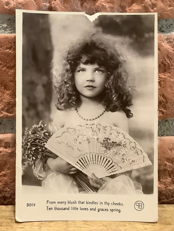 Antike Foto AK - Kind - Mädchen mit Fächer aus England (Gebraucht) in Root für CHF 1 – mit ...