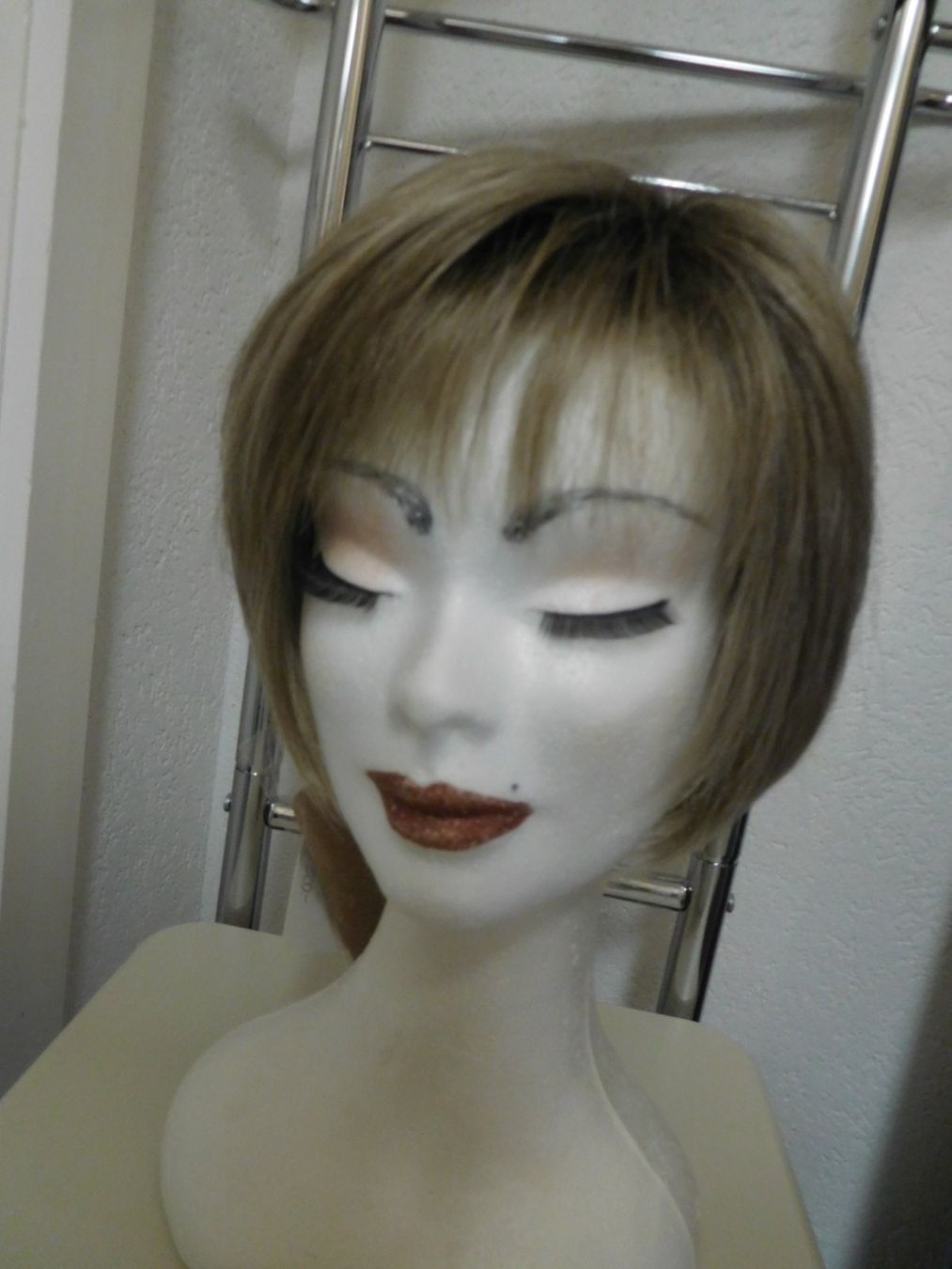 Hochwertige Perücke Zweithaar aschblond Pixie Cut NEU (Neuf avec ...