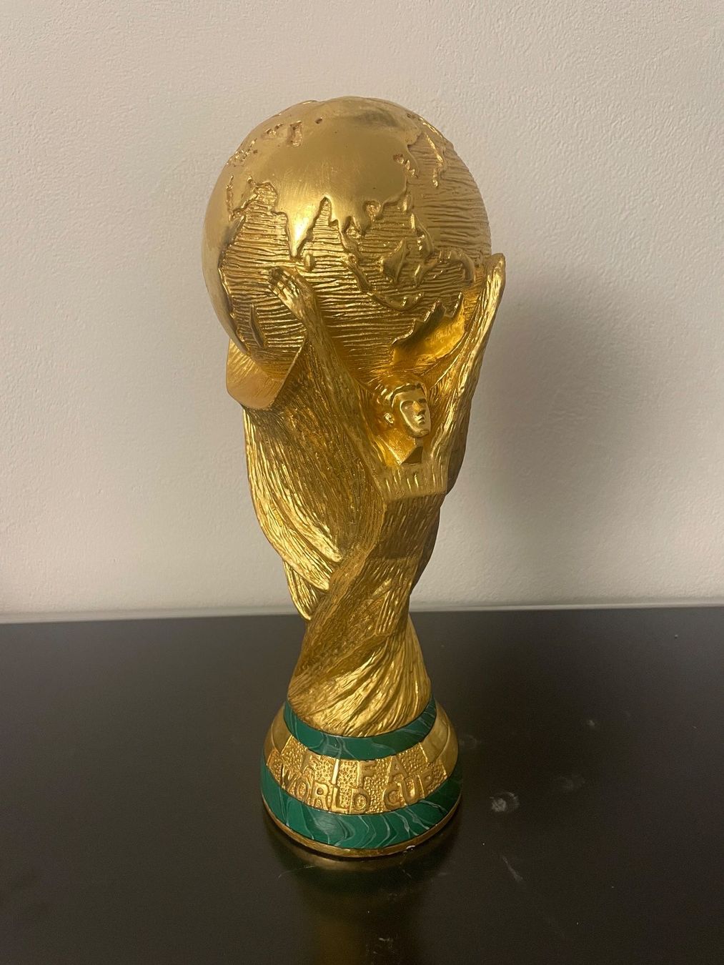 FIFA WM Pokal / World Cup Trophäe 1:1, Gold Replika (Gebraucht) in Bäch ...
