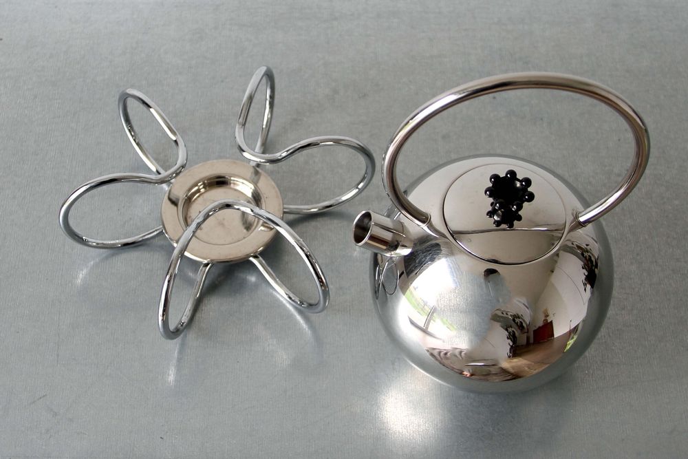 Teekanne mit Rechaud "King" von Matteo Thun für WMF 1989 | Kaufen auf ...