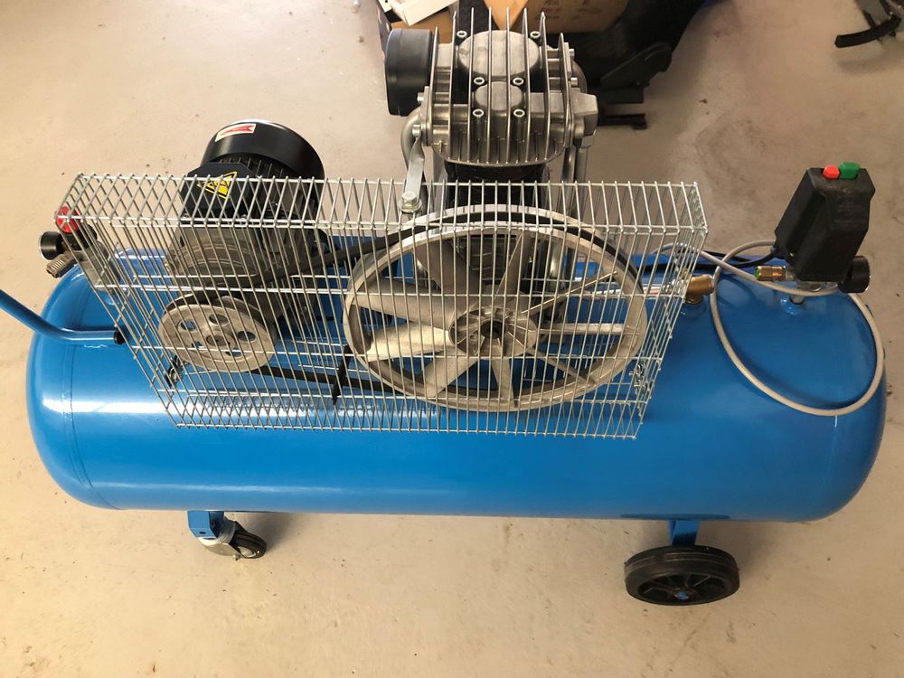 Kompressor 200l 2-Zylinder (Gebraucht) in Salgesch für CHF 700 – nur ...