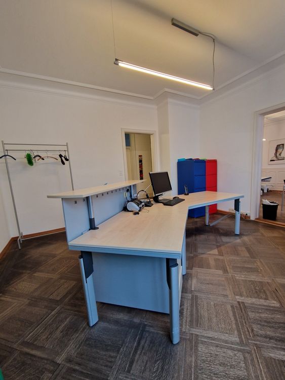 Arbeitstisch in J Form mit Unterstellkorpus auf Rollen (Gebraucht) in ...