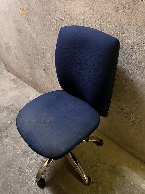 Chaise de bureau bleu (Gebraucht) in Chézard-St-Martin für CHF 10 – nur Abholung auf Ricardo kaufen