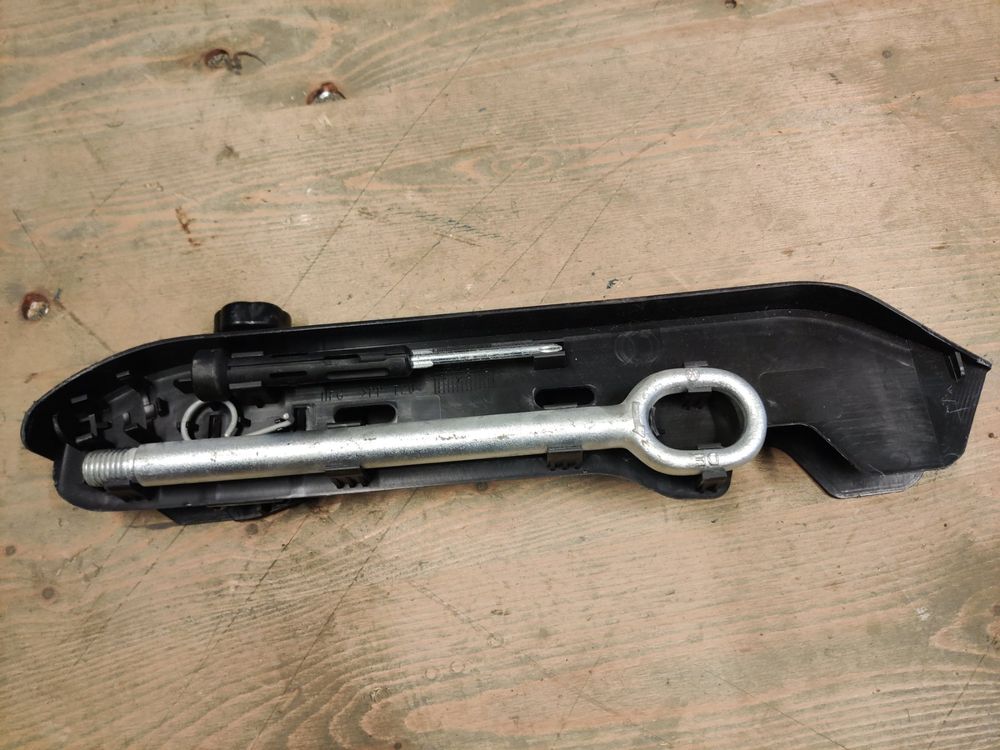 VW Bordwerkzeug Wagenheber 7H0 011 031 D | Kaufen auf Ricardo