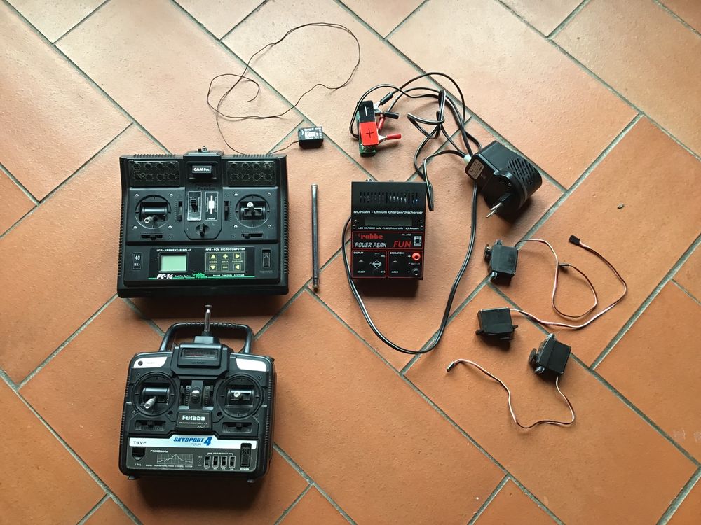 Diverses RC-Zubehör (Fernsteuerung, Ladegerät, Servos) (Gebraucht) in ...