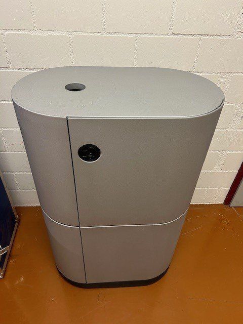 silberne Messetheke PENTA-LOOOP® – mobil und funktional | Kaufen auf Ricardo