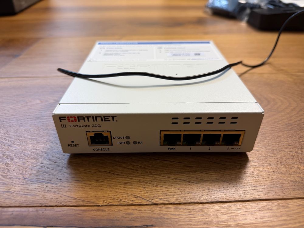 Fortinet FortiGate 30G Firewall + D-Link Gigabit Switch (Gebraucht) in ...