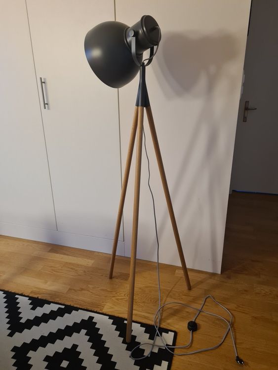 Stehleuchte Interio AMY, 145cm aus Metall und Eichenholz (Gebraucht) in ...