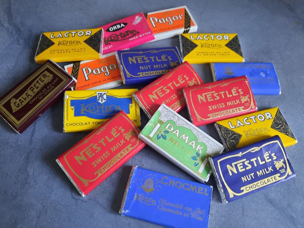 Lot de 16 PLAQUES de CHOCOLAT, FACTICE. Longueur :6,5 cm. (Gebraucht ...