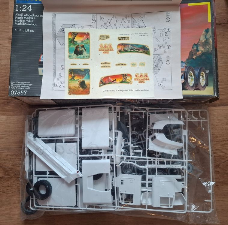 Revell Freightliner FLD 120, 1:24, Plastikmodellbausatz (Neu und ...