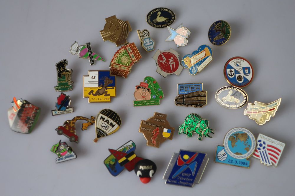 Eine Sammlung Pins | Kaufen auf Ricardo
