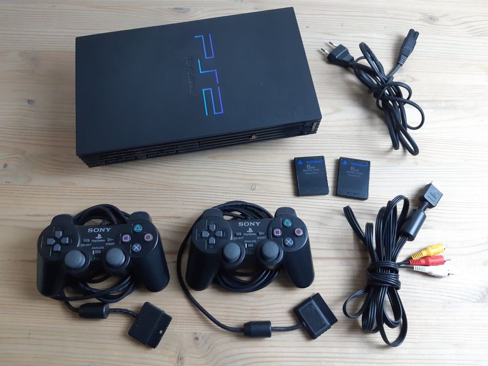 Sony Playstation 2 (PS2) inkl. 2 Games und 2 Controller (Gebraucht) in ...