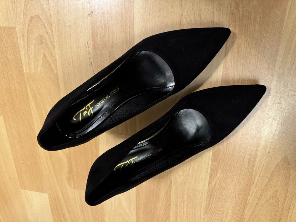 Black Suede Kitten Heel Pumps - size 38 (Neu und originalverpackt) in ...
