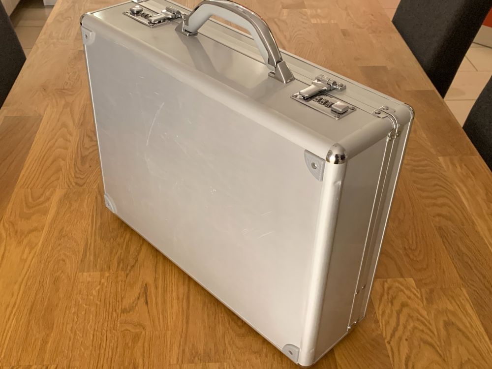 James Bond Alu-Koffer mit 20 Bond DVD Filmen und Zubehör | Kaufen auf ...