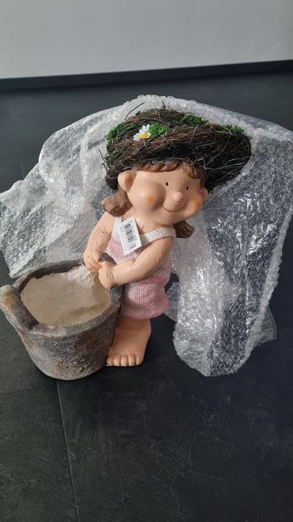 Blumentopf-Figur Mädchen mit Vogelnetz-Hut, Deko für Gart... (Neu und originalverpackt) in ...