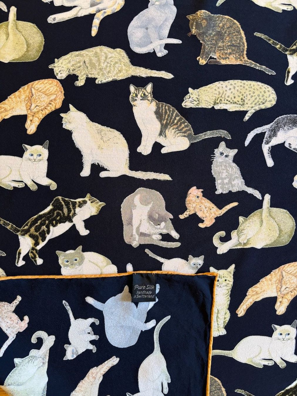 FABRIC FRONTLINE large Foulard avec des Chats (D'occasion) à Zürich ...