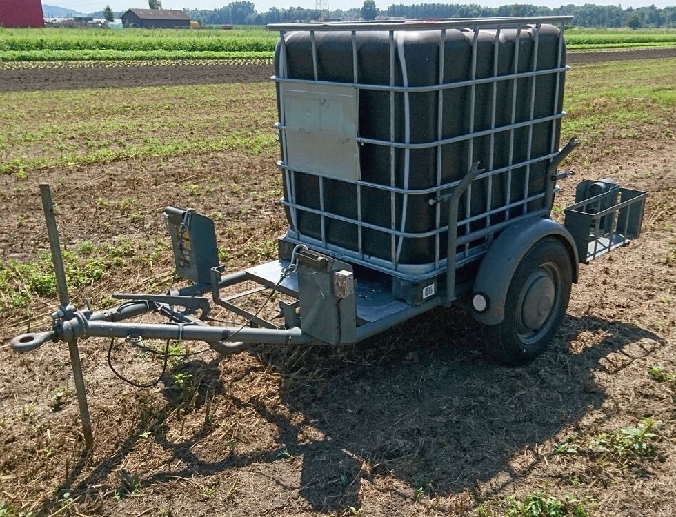 Anhänger mit Wassertank 1000L (Gebraucht) in Gampelen für CHF 360 – nur ...