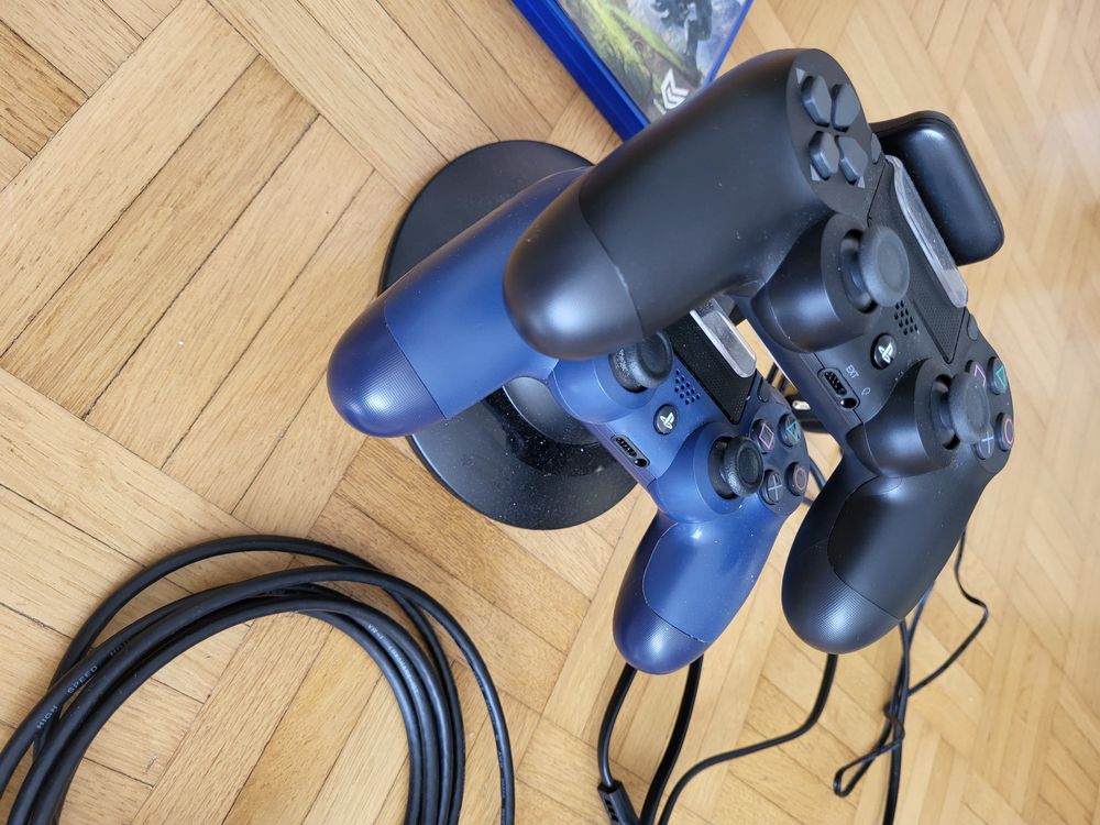 Playstation4 Konsole, 3 Spiele + 2 Controller mit Aufladest. (Gebraucht) in Bern für CHF 150 ...