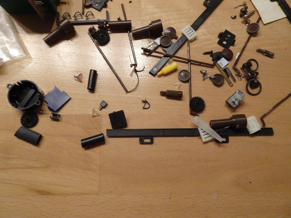 Diverse Plastik- und Elektronikteile, Weichen-Servomotor | Kaufen auf ...