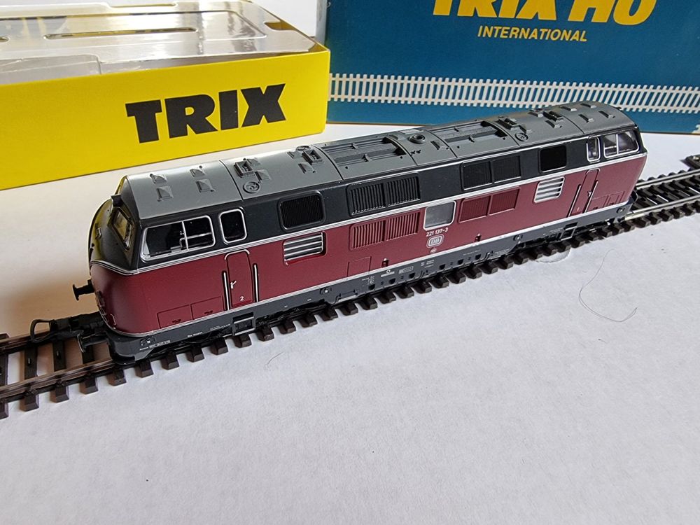 Trix International 2456 Diesellok BR 221 DB H0 Digital OVP (Gebraucht ...