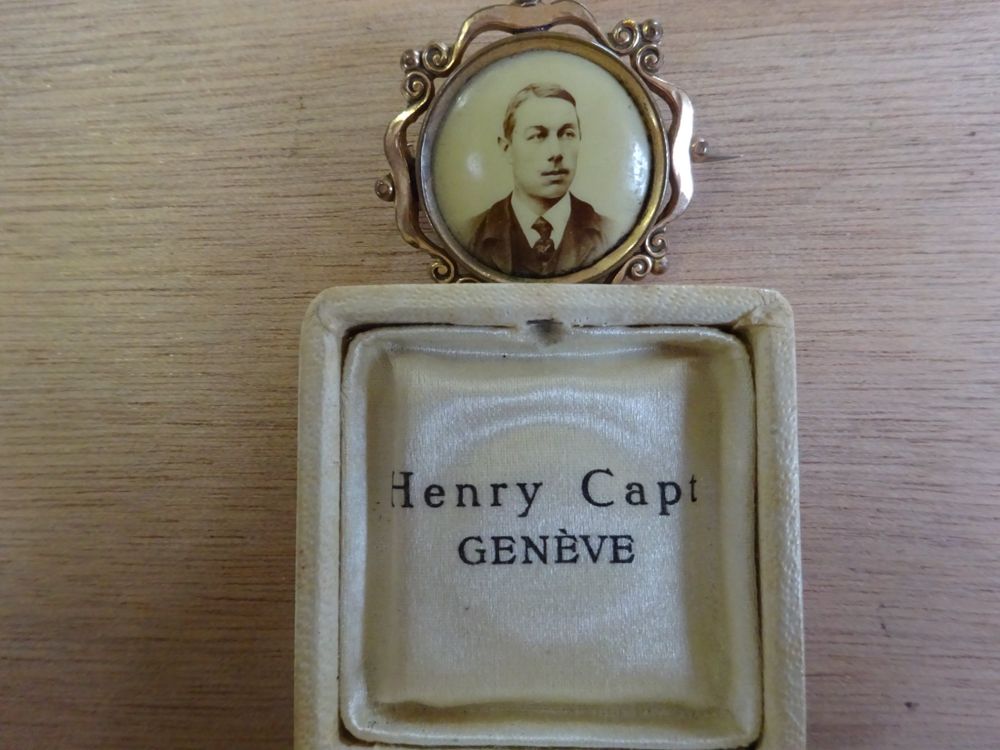 ANTIKE BROSCHE in Schachtel HENRY CAPT Geneve (Gebraucht) in Pfäffikon ...
